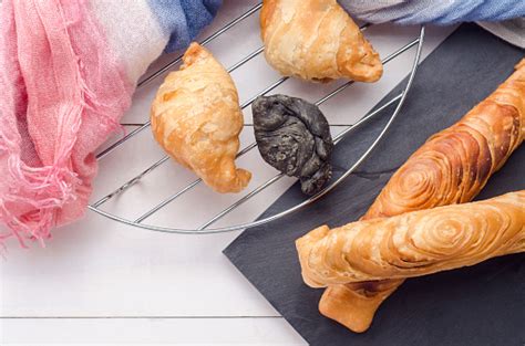 달콤한 아침 식사 카레 퍼프 페스트 리와 흰색 나무 바탕에 차 검은색에 대한 스톡 사진 및 기타 이미지 검은색 굽기 녹색 Istock