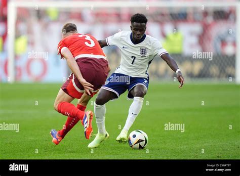 Englands Bukayo Saka Right And Switzerlands Silvan Widmer Battle For The Ball During The