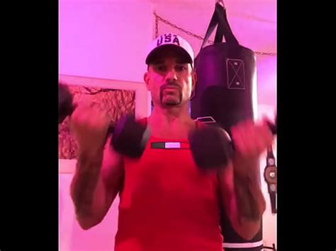 WORKING OUT BICEP CURLS MAXXX LOADZ LOVES TO WORKOUT LOVES TO FUCK XVIDEOS COM