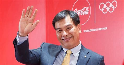 포토s 미소 지으며 손 흔드는 문형철 감독