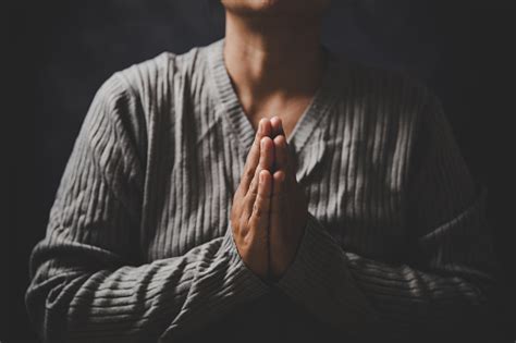 기도하는 사람은 검은 배경에 손을 댄다 기독교 카톨릭 여성은 교회에서 어둠 속에서 하나님께 기도하고 있습니다 소녀는 예수