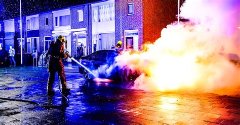 Auto Verwoest Na Brand In Tilburg Politie Onderzoekt Link Met Vuurwerk