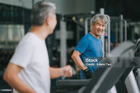체육관에서 러닝머신에서 함께 달리는 2명의 고위 중국 남성 노인에 대한 스톡 사진 및 기타 이미지 노인 러닝머신 심근 강화 운동 Istock