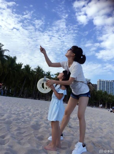 李念帶女兒放風箏母女倆大長腿搶鏡 每日頭條