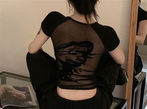 유유존 나비프린팅반전뒷태 터비시크티 반팔 크롭 슬림 섹시 시스루 클럽 포인트 힙무드 힙스타일 시크룩 여름신상 블랙 라운드티 무지 쫄티 프린팅티셔츠 꾸안꾸