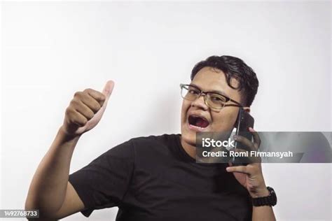하얀 배경에 동의하는 표정으로 스마트폰을 사용하여 전화하는 잘생긴 똑똑한 아시아 청년 20 24세에 대한 스톡 사진 및 기타