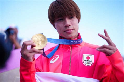 ＜パリ五輪 スケボー男子ストリート＞金メダルを手にする堀米（撮影・小海途 良幹） ― スポニチ Sponichi Annex スポーツ