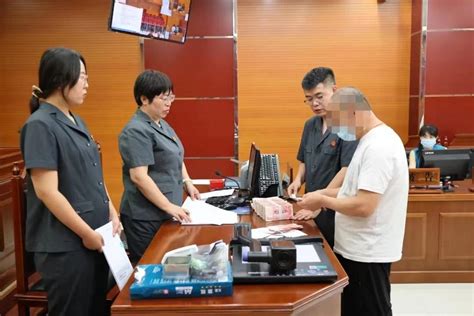 雇工擦玻璃坠楼身亡，家属索赔80万？隆化法院这样调解澎湃号·政务澎湃新闻 The Paper