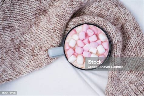 따뜻한 격자 무늬와 침대에 분홍색 마시멜로와 커피 한 잔 공간을 복사합니다 플랫 레이 상단 보기 0명에 대한 스톡 사진 및 기타 이미지 Istock