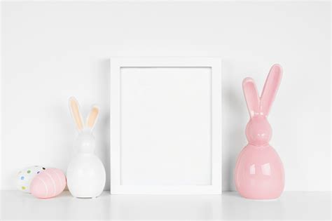부활절 달걀과 현대적인 유리 토끼 장식으로 초상화 흰색 프레임을 모의 0명에 대한 스톡 사진 및 기타 이미지 0명 가정