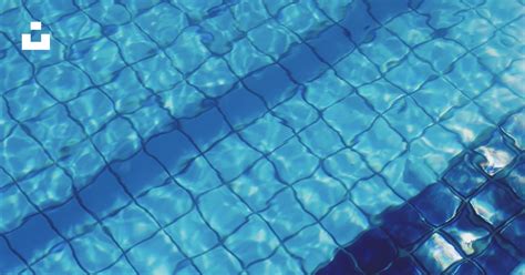 물방울이 있는 파란색과 검은색 그물 사진 Unsplash의 무료 파랑 이미지