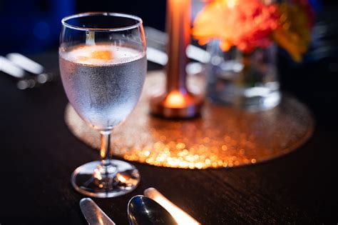 고급 레스토랑 식사에서 맑은 물 한 잔이 식탁에 놓입니다 가득 찬에 대한 스톡 사진 및 기타 이미지 가득 찬 광물질 기포 Istock