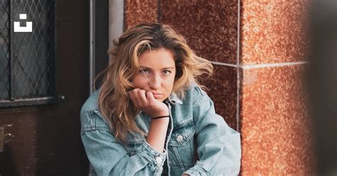 Mujer En Chaqueta De Mezclilla Azul Y Jeans De Mezclilla Azul Sentada