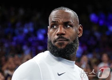 경기장 나서는 르브론 제임스 네이트 스포츠