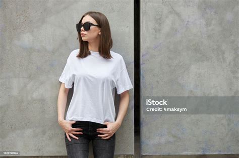 로고를 위한 공간이 있는 흰색 빈 티셔츠를 입은 소녀 또는 여성 캐주얼한 도시 스타일로 모의 또는 디자인 T 셔츠에 대한 스톡