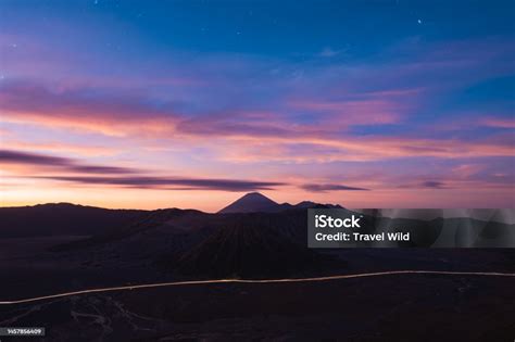 위에서 바라보는 전망 극적인 일출 동안 조명된 멀리 바톡 산 브로모 산 세메루 산의 멋진 파노라마 전망 브로 모 산은 인도네시아