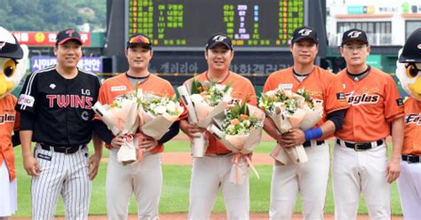 포토 송광민 송은범 최진행의 기념상 축하하는 김현수와 이성열