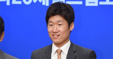 Md포토 박지성 유니폼 들고 환한 미소
