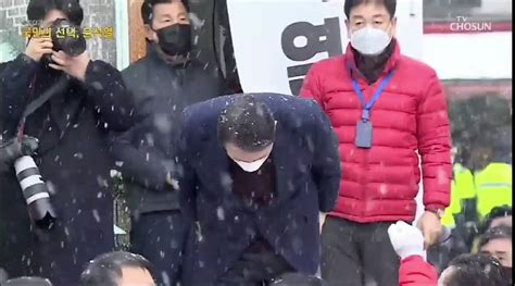 윤석열 당선인 대학 동기 학급 친구 중에 자가용을 가진 분이 와서 그 친구들을 데려가면서 윤석열 후보도 같이 태워 가려고