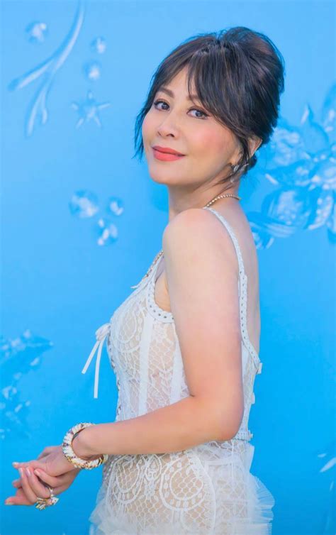 刘嘉玲瘦了穿镂空裙配盘发显年轻，57岁状态佳，旁边梁朝伟却显老态 360娱乐，你开心就好