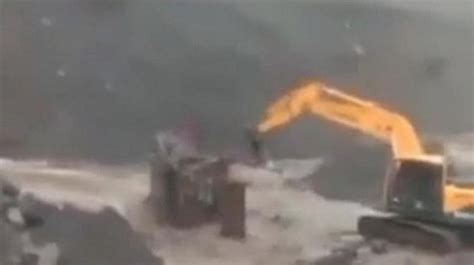 Viral Banjir Di Kawasan Gunung Agung Pekerja Galian C Sempat Hanyut Dan Kini Patah Tulang