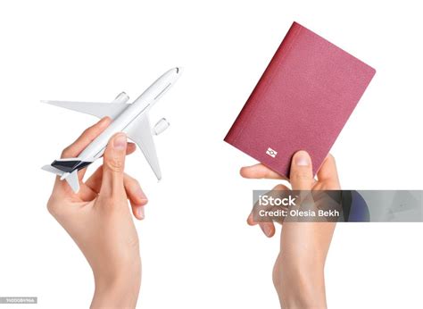 白い背景に飛行機と赤いパスポートを握る手 手のストックフォトや画像を多数ご用意 手 飛行機の搭乗券 手に持つ Istock