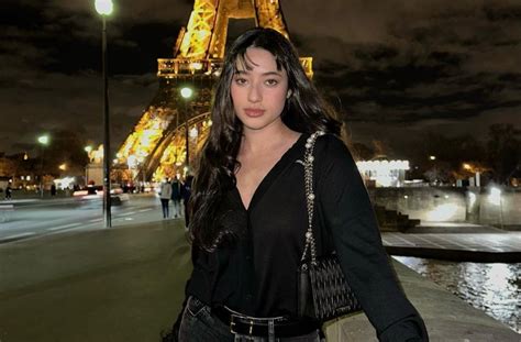 Ameera Khan Called Out For Wearing Low Cut Shirt After Returning From Umrah Hype Malaysia