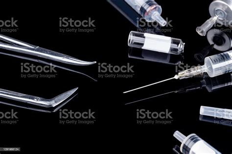 검은 색 배경에 고립 된 주사기와 앰플을 사용했습니다 복사 공간을 복사합니다 예방 접종을 위한 의료 주입 액세서리 도구 세트