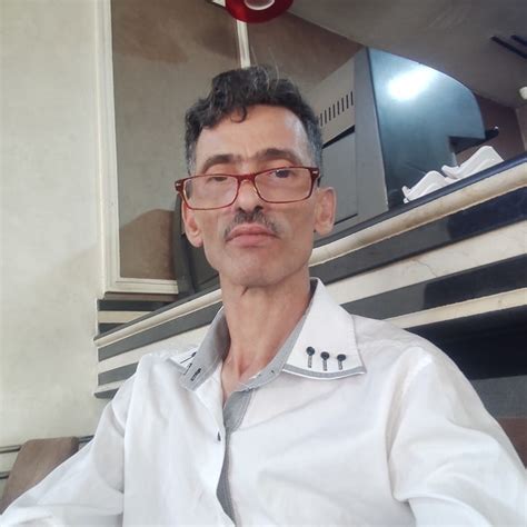 طائر الكناري والتغريده جميلة وتقاليد الحسون والطبيعه جميلة تربية الطيور زينة الطيوروالطبيعة