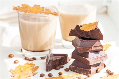 다크 초콜릿 커피 콩 코코아 한 잔 흰색 배경에 우유를 곁들인 커피 조각 가을 컨셉 화창한 날 노란 마른 잎 0명에 대한 스톡 사진 및 기타 이미지 Istock