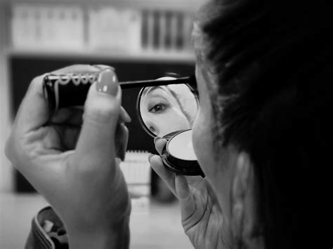 有关个人修饰 个人护理 人类的眼睛 健康和美丽 刷子 刷毛 化妆刷 化妆品 化妆品应用 化妆应用 化妆技巧 化妆焦点