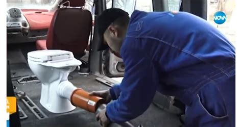 Мъж монтира тоалетна в колата си