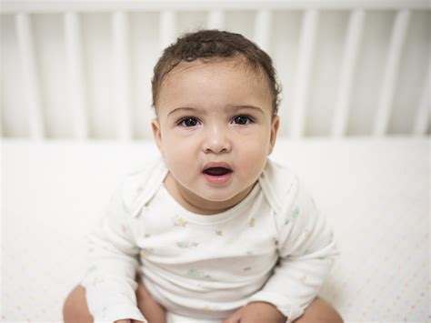 Cuatro razones por las que el bebé se despierta durante la noche BabyCenter