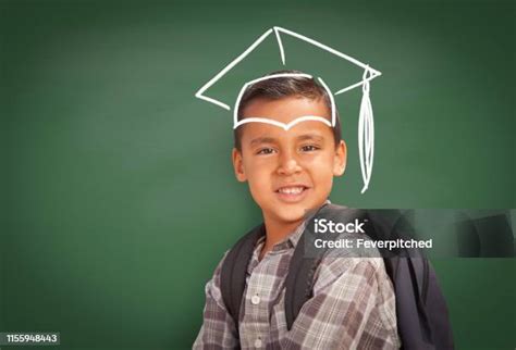 젊은 히스패닉 학생 소년 착용 배낭 앞 의 칠판 과 졸업 모자 그려진 에 분필 위에 머리 개념에 대한 스톡 사진 및 기타 이미지 개념 계획 교육 Istock