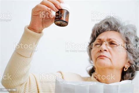 노인 및 의료 약물 치료 건강 관리 약을 검사 하는 안경과 수석 여자 복용량 및 알 약의 수를 확인 노인 여성과 약물 병의 손에