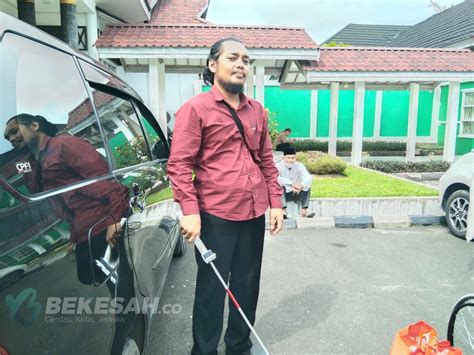 Bekesah Cerita Tukang Pijat Tunanetra Di Bontang Bahagia Dapat Bantuan Tongkat Penuntun