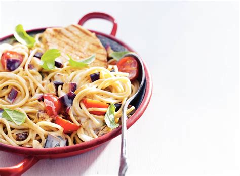 Zomerpasta Met Kip En Tomaat Recept Allerhande Albert Heijn