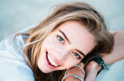 Cara De Mujer Feliz Sonriente Cara De Chica Sonriente Retrato De