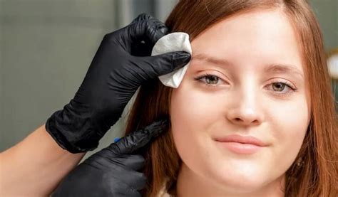 با این چند ترفند خانگی تاتو ابرو را پاک کنید