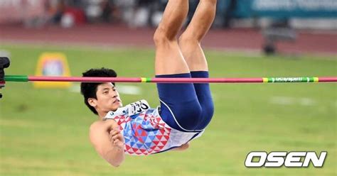 1차 시기 가볍게 점프하는 최동휘 사진