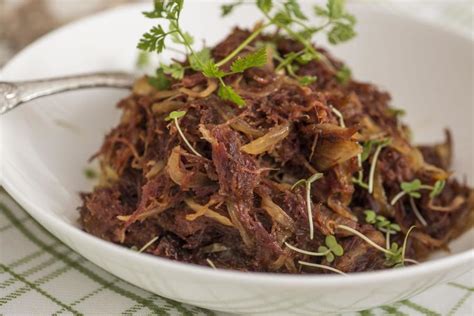 Carne Seca Desfiada Cebola Dourada na Manteiga Tá na mesa