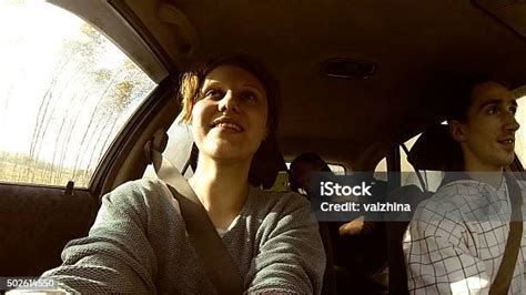 세 명의 젊은 사람들과 함께 계약별로 적용되기 로 카폰에 2015년에 대한 스톡 사진 및 기타 이미지 2015년 기업 재무와 산업 도로 Istock