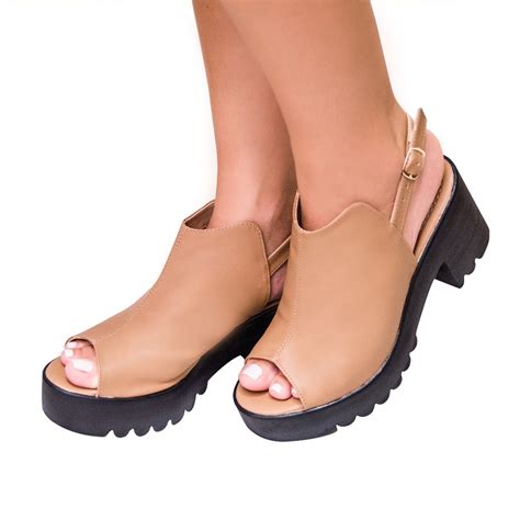 Sandalia Feminina Salto Alto Grosso Tratorada Castor 2018 R 89 00 Em