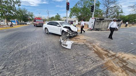 Deja 2 lesionados aparatosa volcadura en avenida Tulum de Cancún