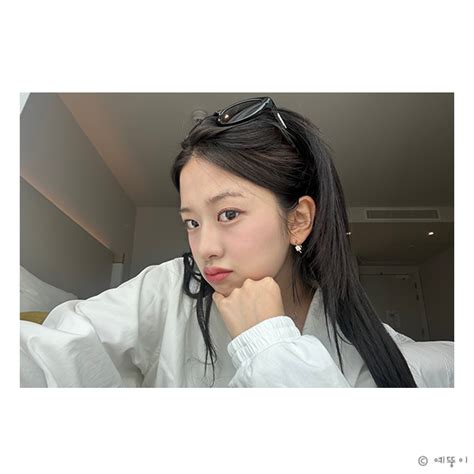 미모 난리난 안유진 여행 패션 펜디 바게트백 가방 가격은 네이버 블로그