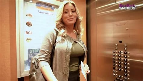 Sharing A Bed With My Busty Step Mom While On Vacation Coco Vandi Luke Longly 1080p