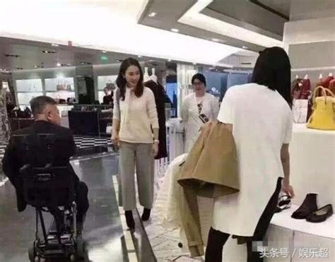 不老女神黎姿與老公逛街，老公一細節讓人佩服，難怪身患殘疾黎姿也嫁他！一般男人都很難做到！ Peekme