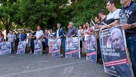 Julian Assange Il Consiglio Comunale Di Milano Si Divide No Alla