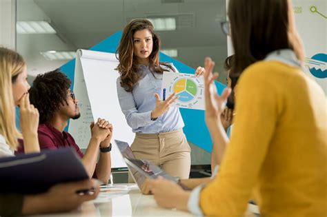 작은 스타트업 회사의 젊은 직장인 들과 종이 차트를 통한 대화 개발에 대한 스톡 사진 및 기타 이미지 개발 금융 기업 비즈니스 Istock