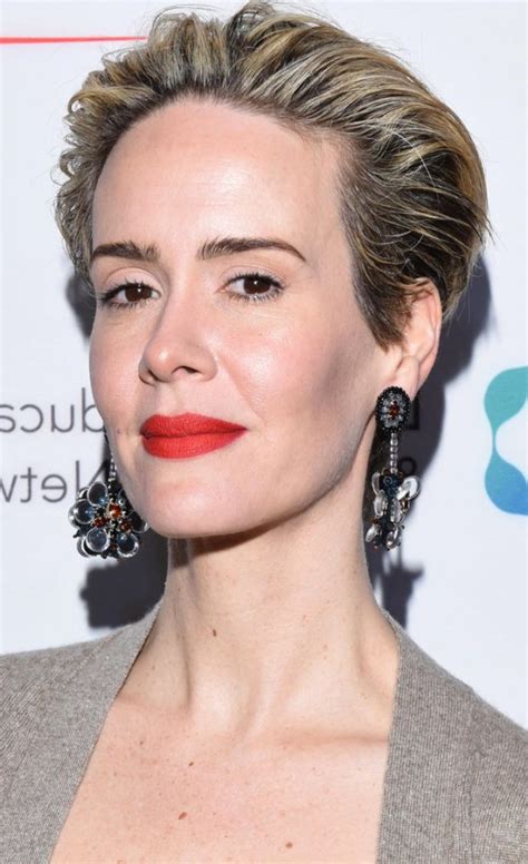 26 Most Flattering Short Hairstyles For Oval Faces